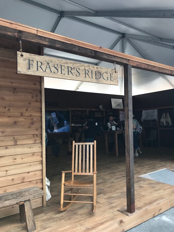 NYCC 2018: A Visit To Fraser’s Ridge From Outlander, Hosted By Starz ...